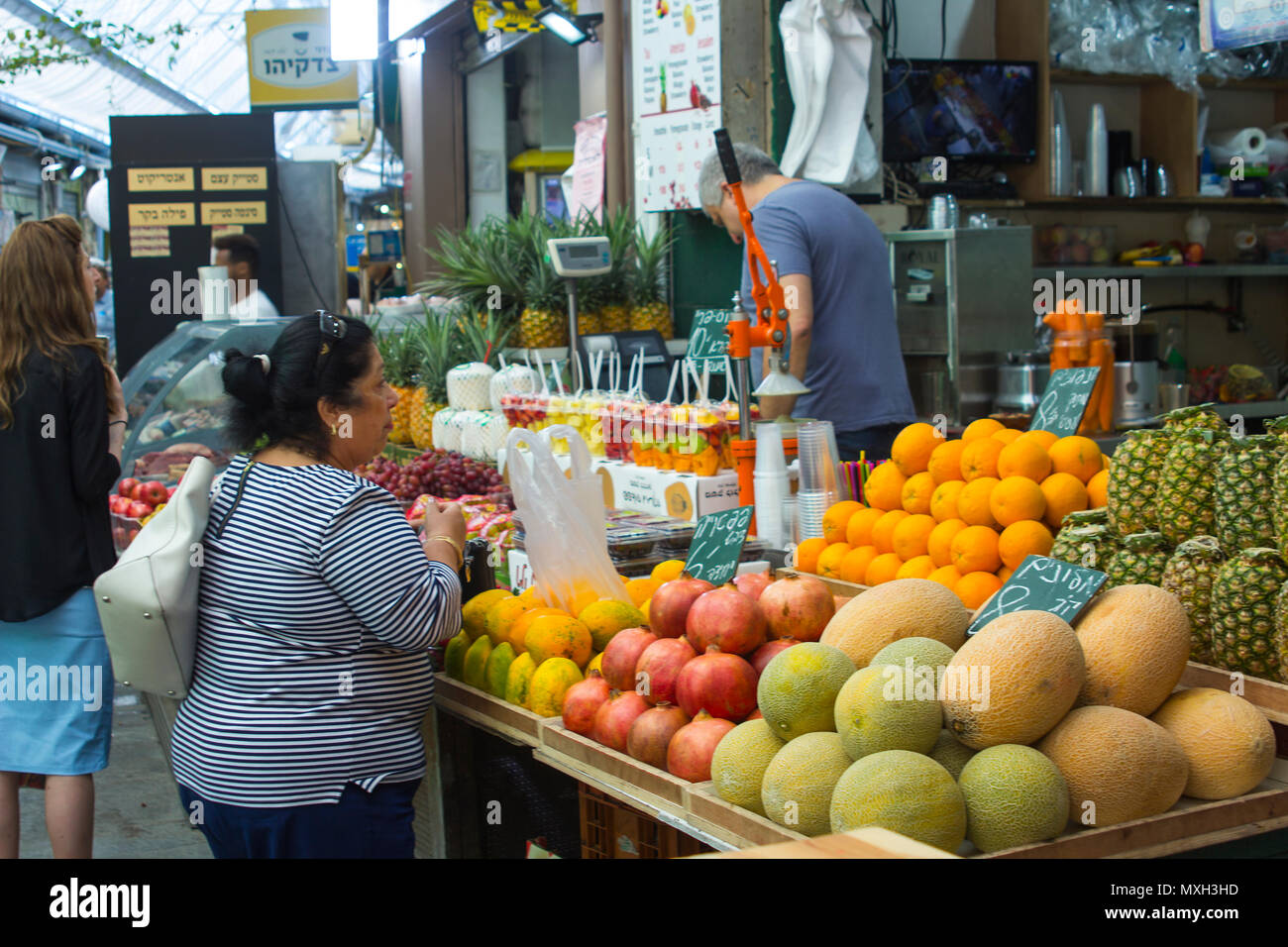 Stocking fruit hi-res stock photography and images - Alamy