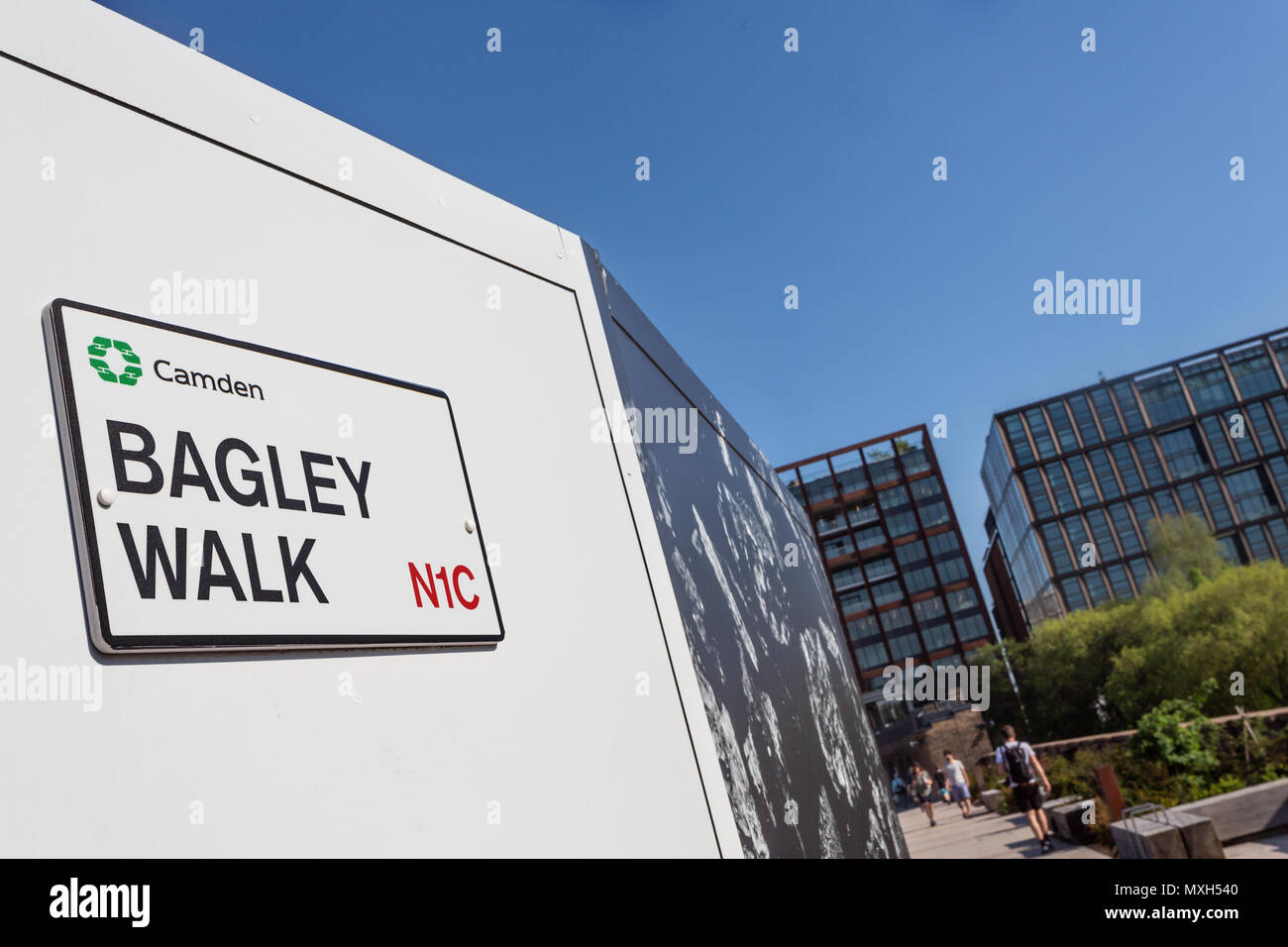 London walk signs hi-res stock photography and images - Alamy