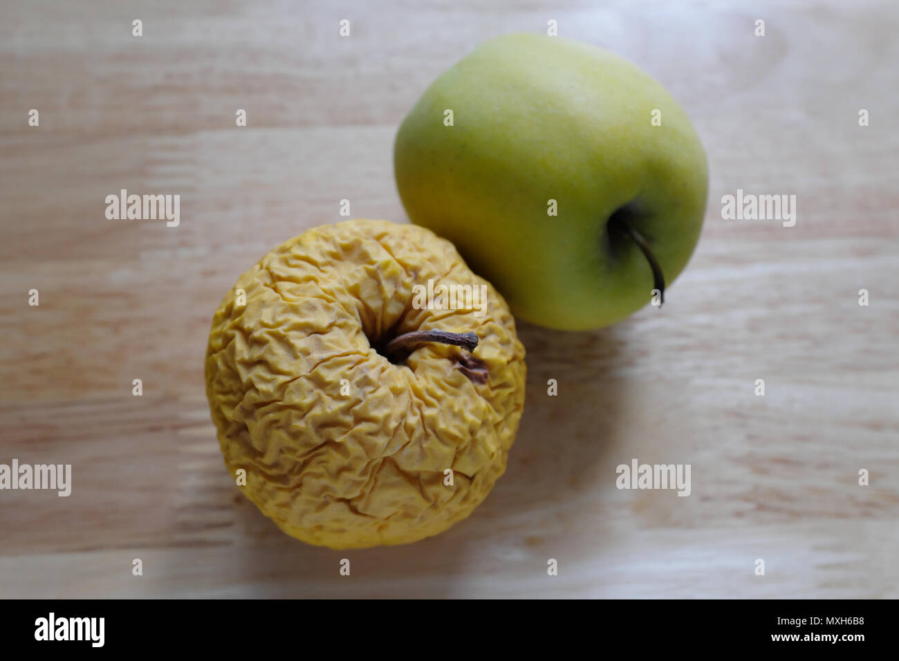apple with wrinkly skin next to apple with smooth skin Stock Photo - Alamy