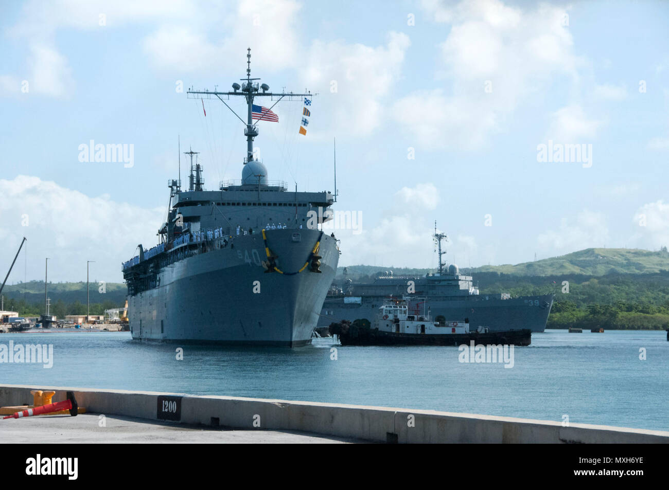161108-N-WI626-021 SANTA RITA, Guam (Nov. 08, 2016) Submarine tender ...