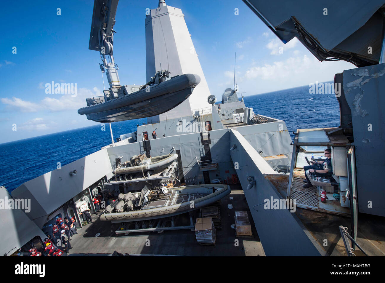 Knuckle boom crane hi-res stock photography and images - Alamy