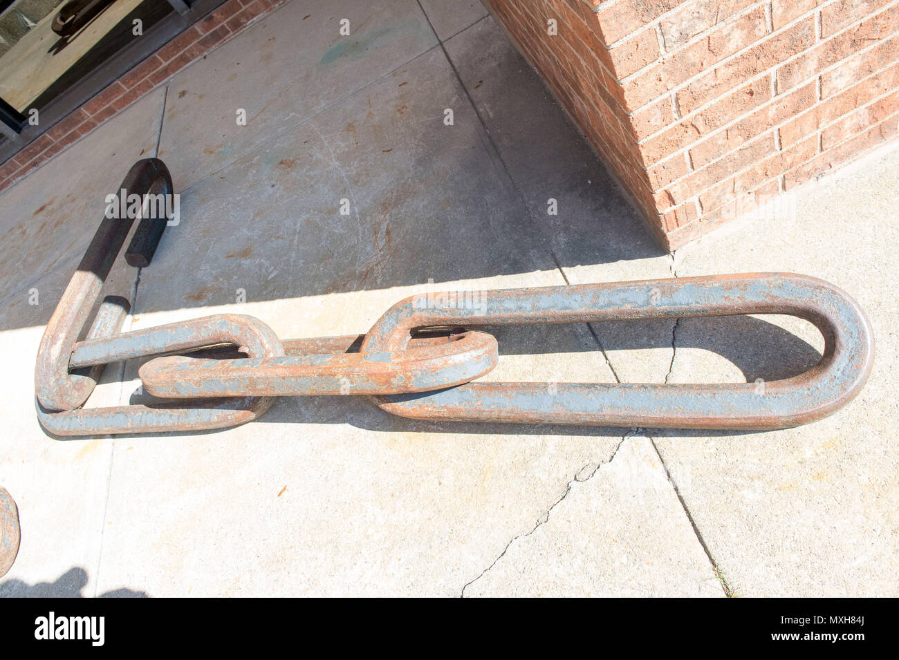 NEW LONDON, Conn - Chains that were drawn across the Hudson River to ...