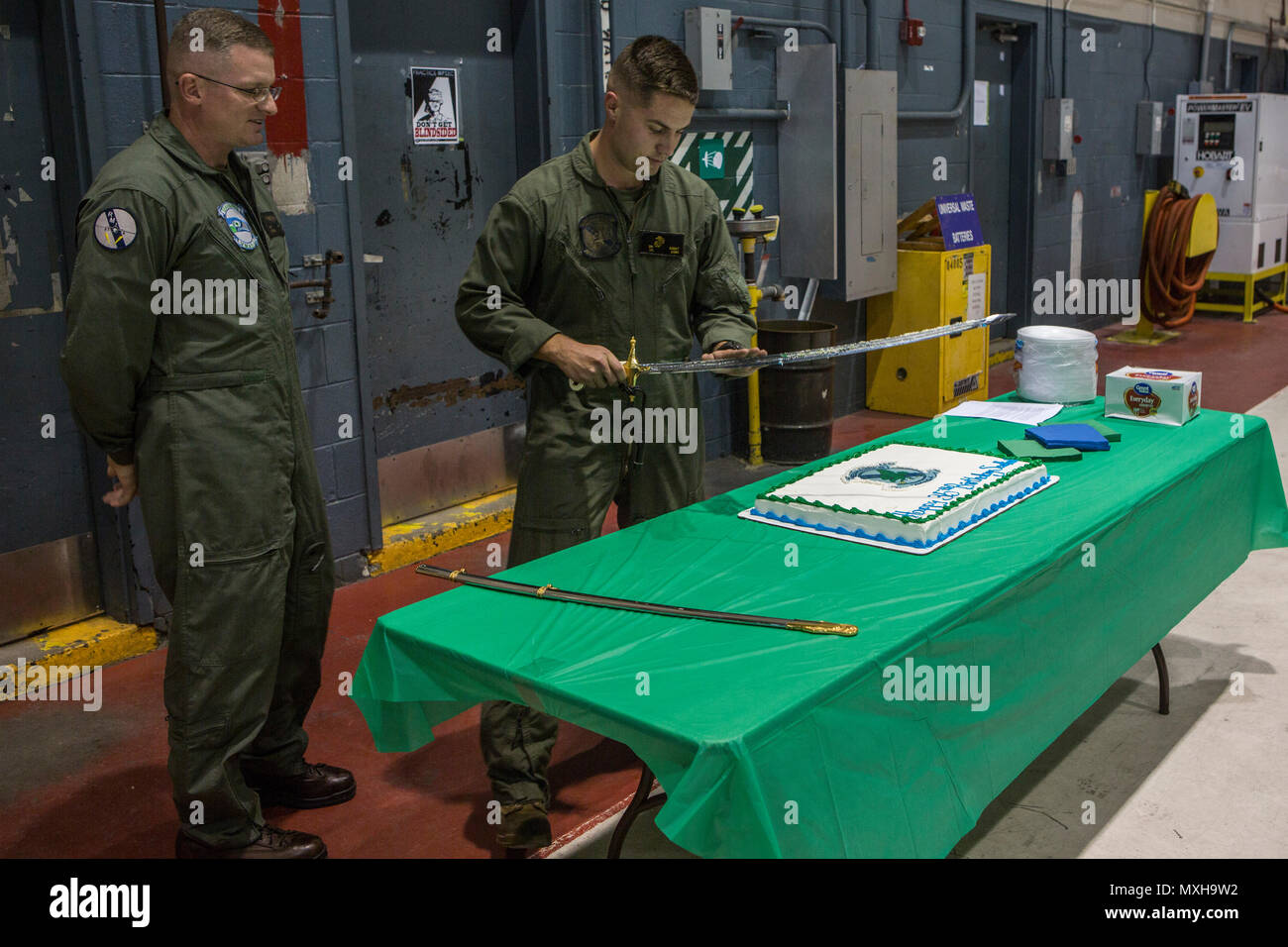Powerline technician hi-res stock photography and images - Alamy