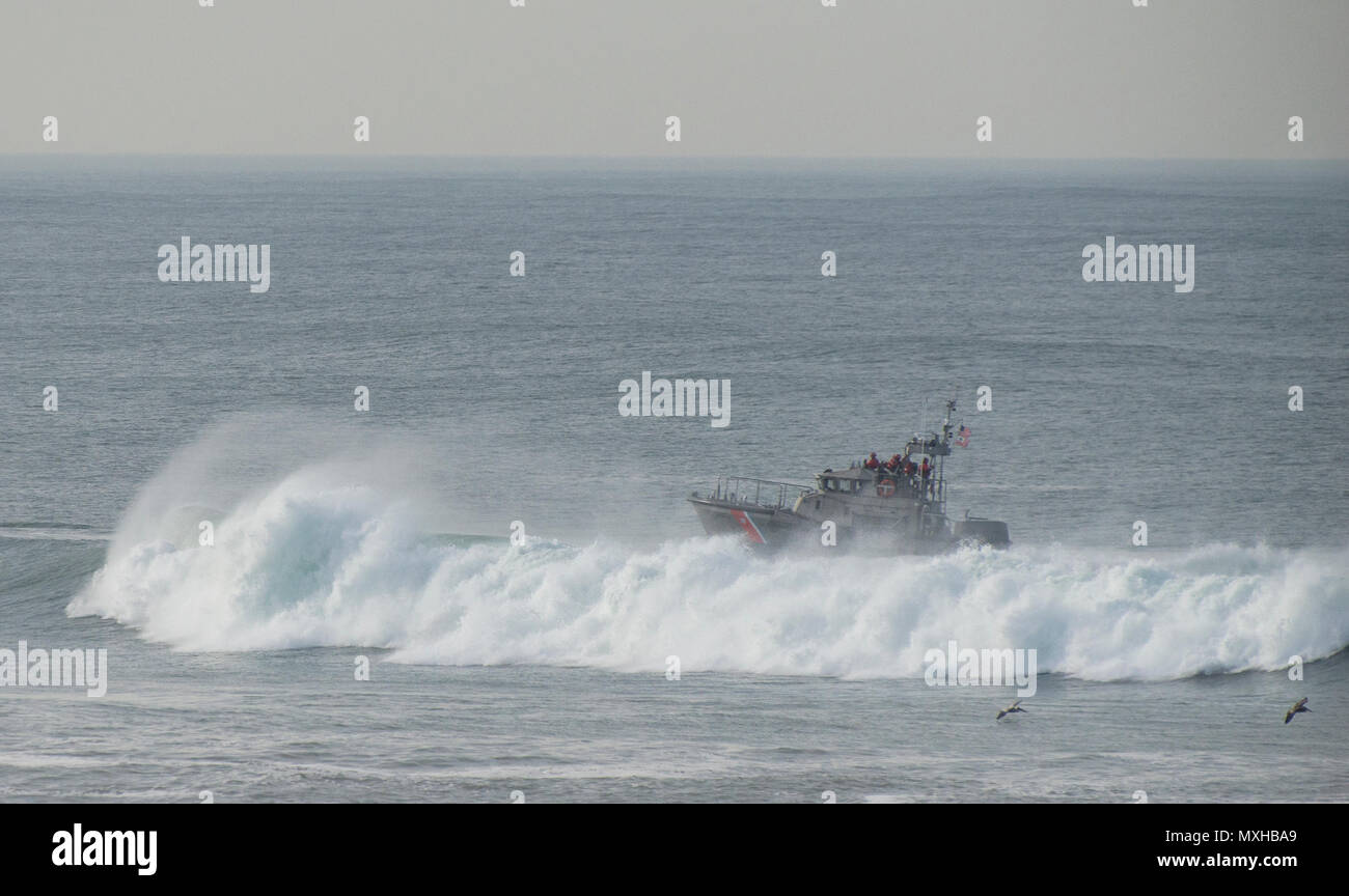 Coast Guard Station Golden Gate crewmembers conduct surf training ...