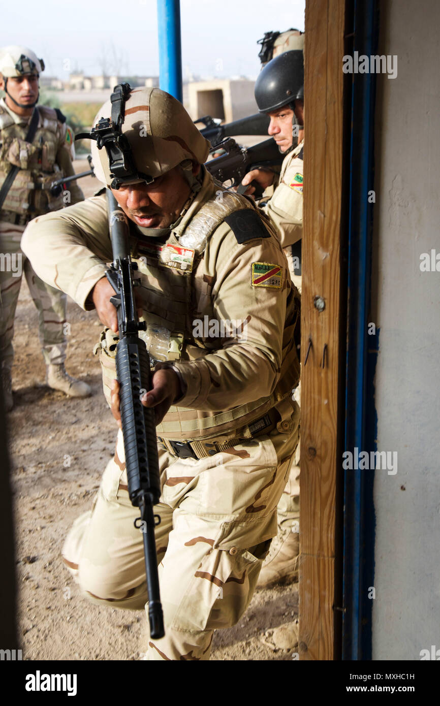 Iraqi soldiers attending the Iraqi Army Noncommissioned Officers ...