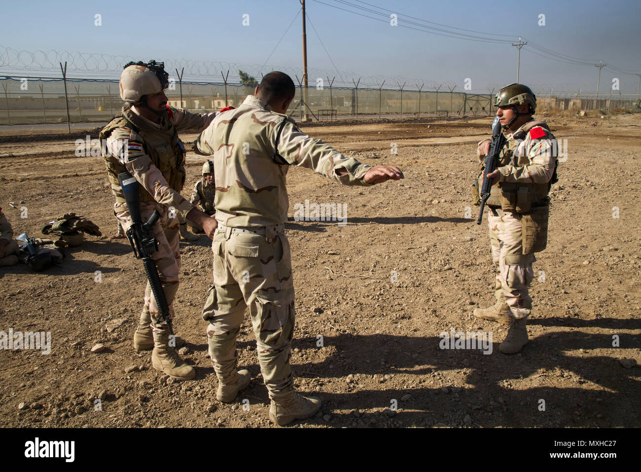 Iraqi soldiers attending the Iraqi Army Noncommissioned Officers ...