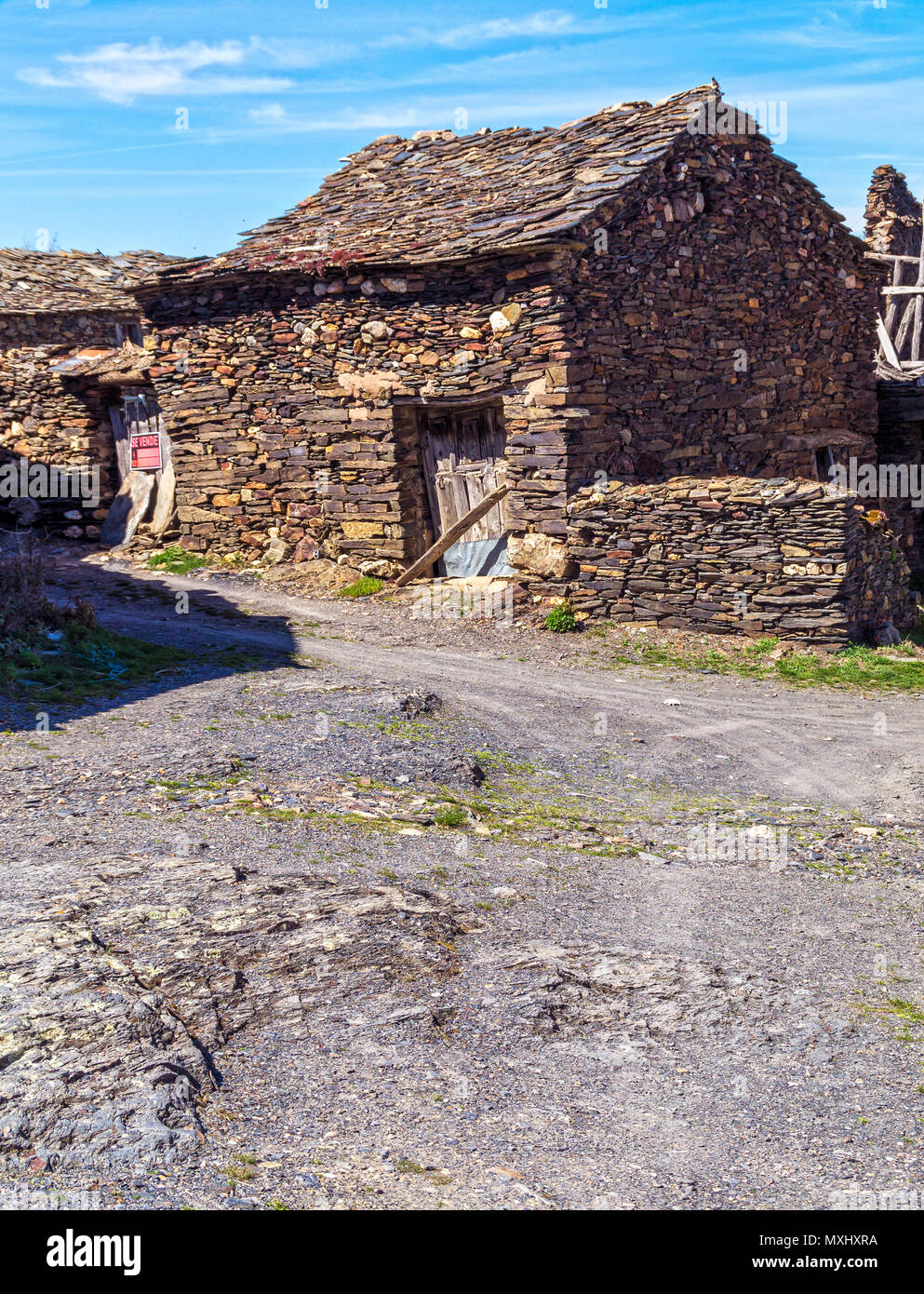 El Muyo. Pueblo negro de pizarra. Ruta de los pueblos rojos, negros y ...