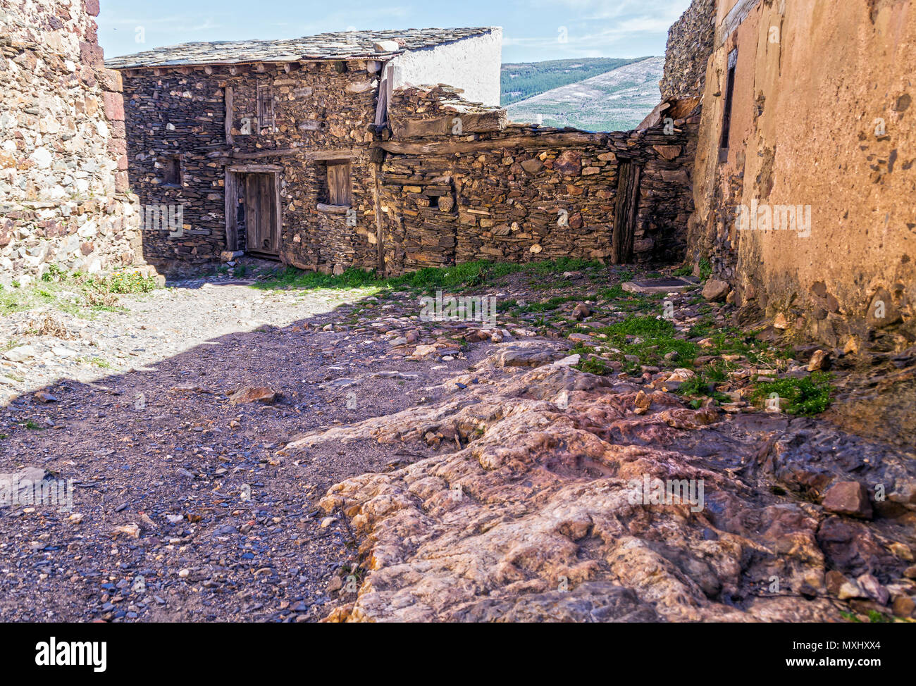 El Muyo. Pueblo negro de pizarra. Ruta de los pueblos rojos, negros y ...