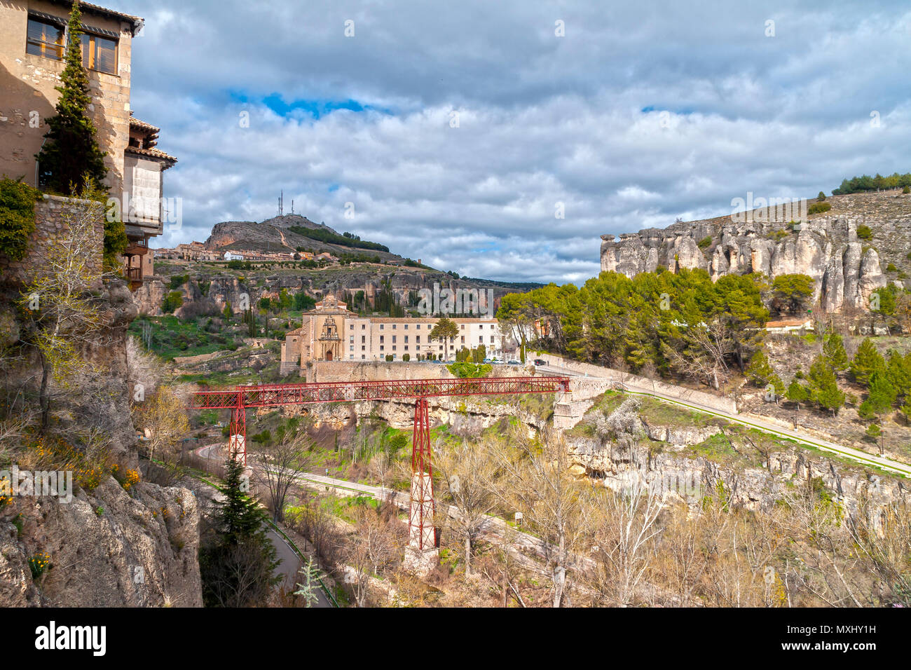 Parador nacional y puente de hierro. Cuenca; España Stock Photo - Alamy