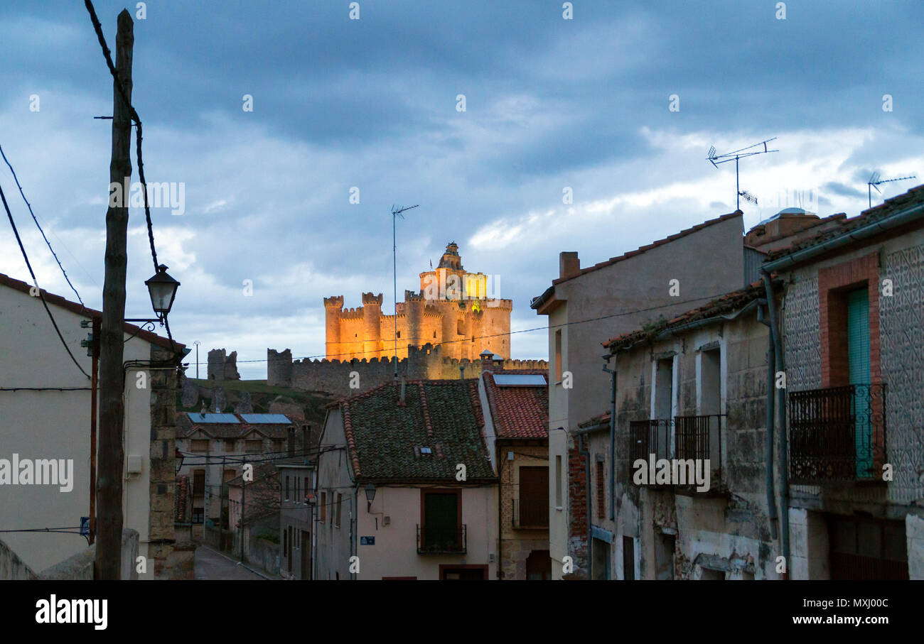 Castillo de noche hi-res stock photography and images - Alamy