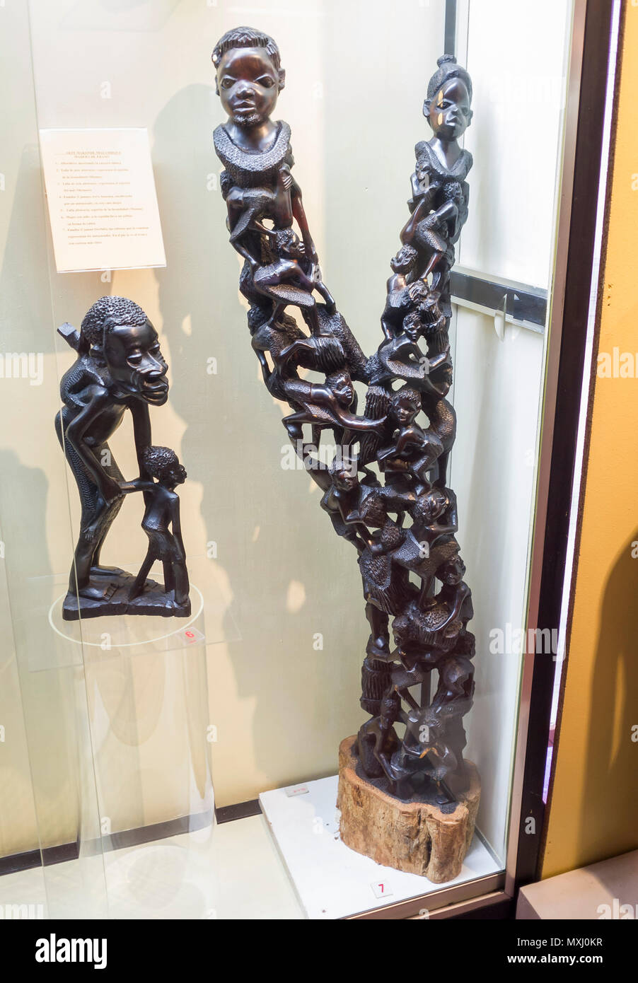 Esculturas de madera de ébano. Arte Makonde de Mozambique. Museo ...