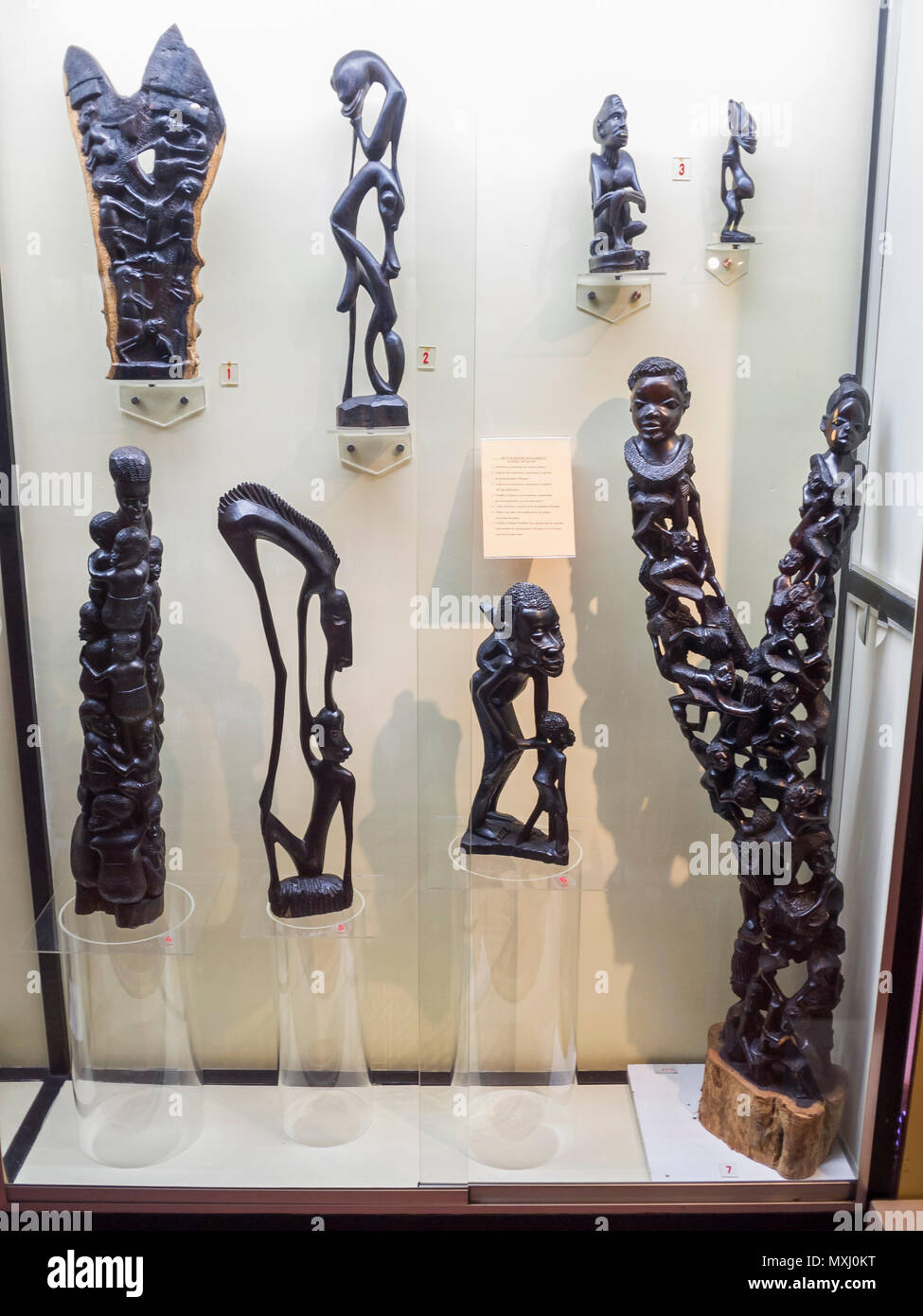 Esculturas de madera de ébano. Arte Makonde de Mozambique. Museo ...