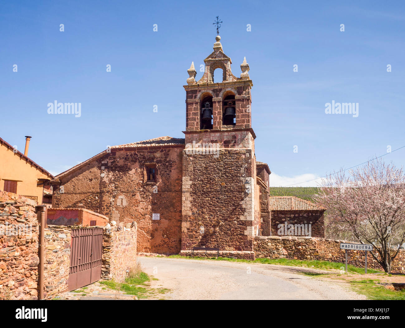 Iglesia de San Pedro en Madriguera. Pueblo rojo. Ruta de los pueblos ...