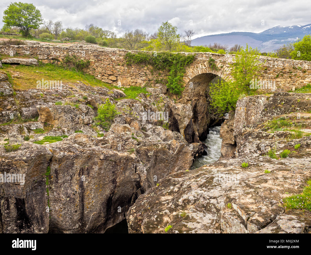 Puente medieval del Congosto sobre el río Lozoya. Lozoya. Zona ...