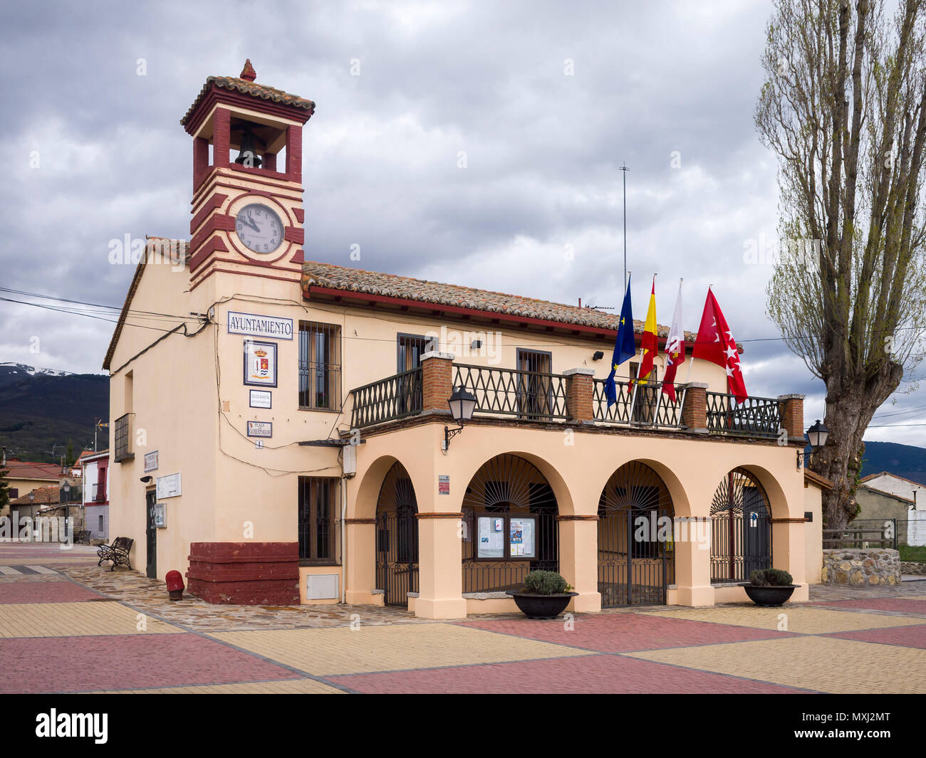 Ayuntamiento. Pueblo de Pinilla del Valle. Zona periférica de ...