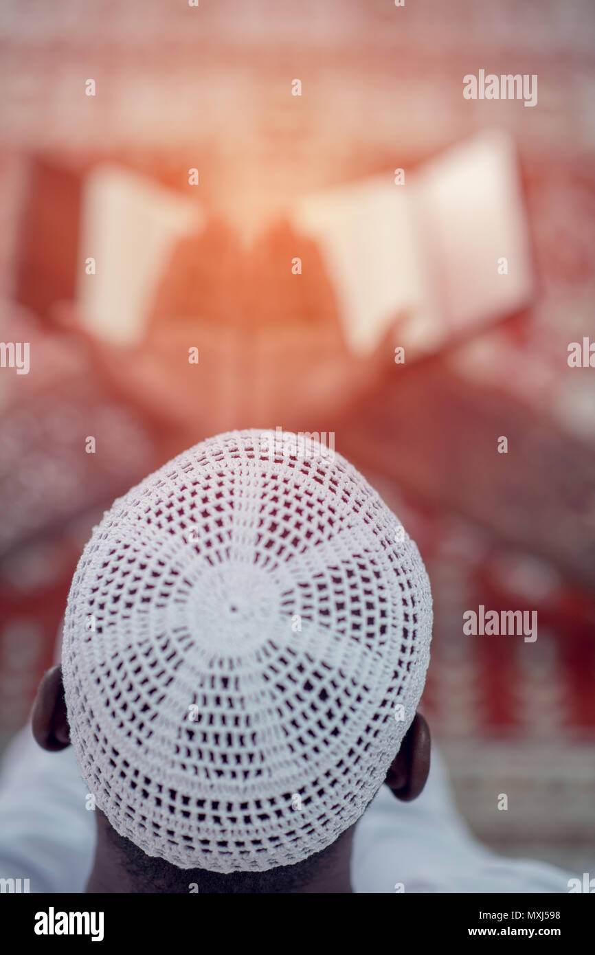 Dishdasha human islam hi-res stock photography and images - Alamy
