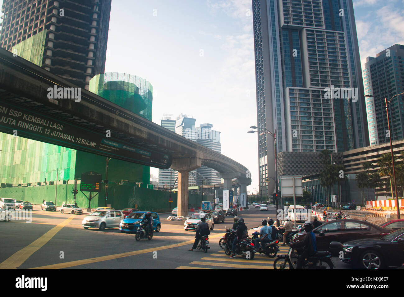 KUALA LUMPUR, SRI LANKA - DECEMBER 2017: Streets with heavy traffic in ...