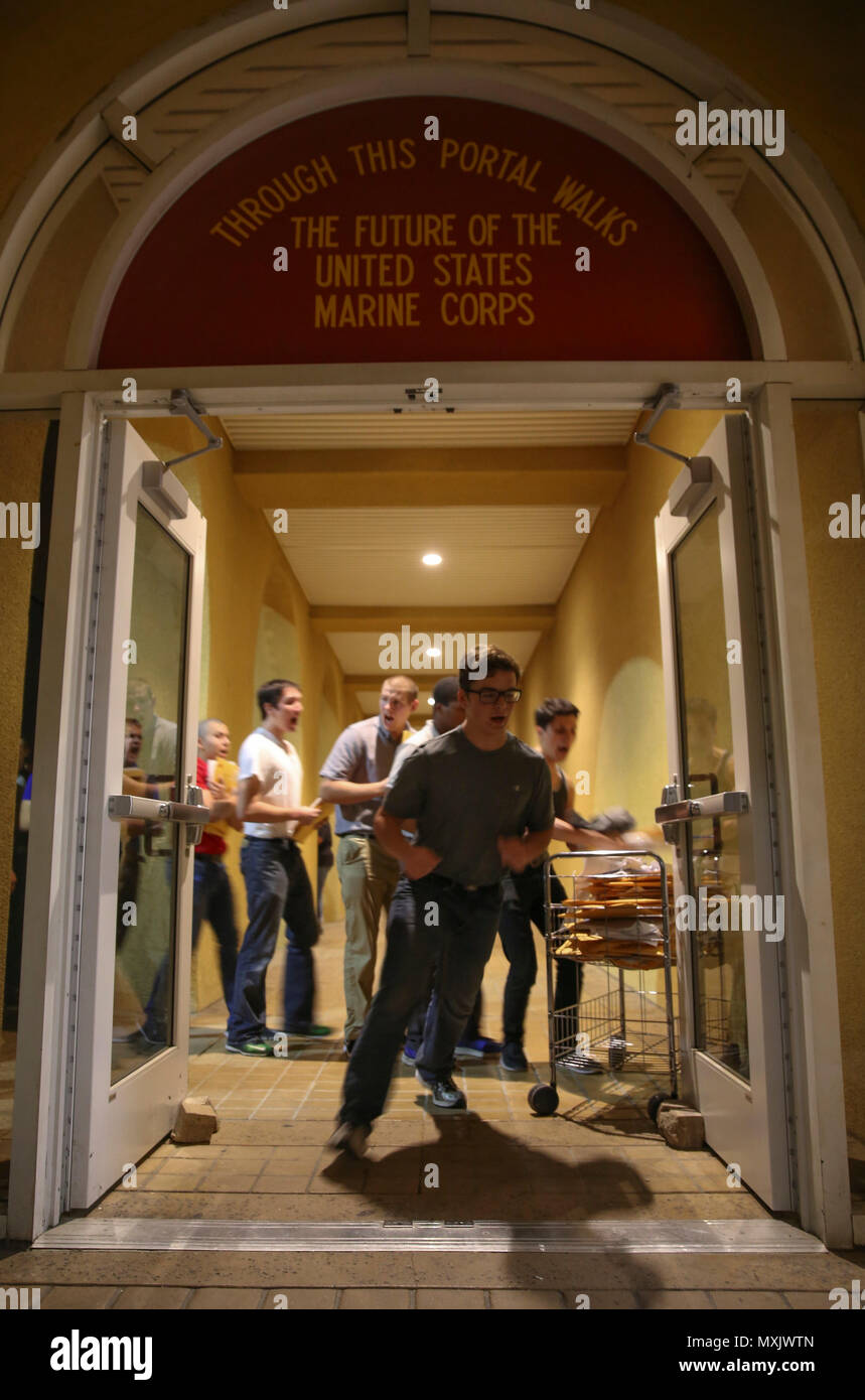 New recruits of Bravo Company, 1st Recruit Training Battalion, move to ...
