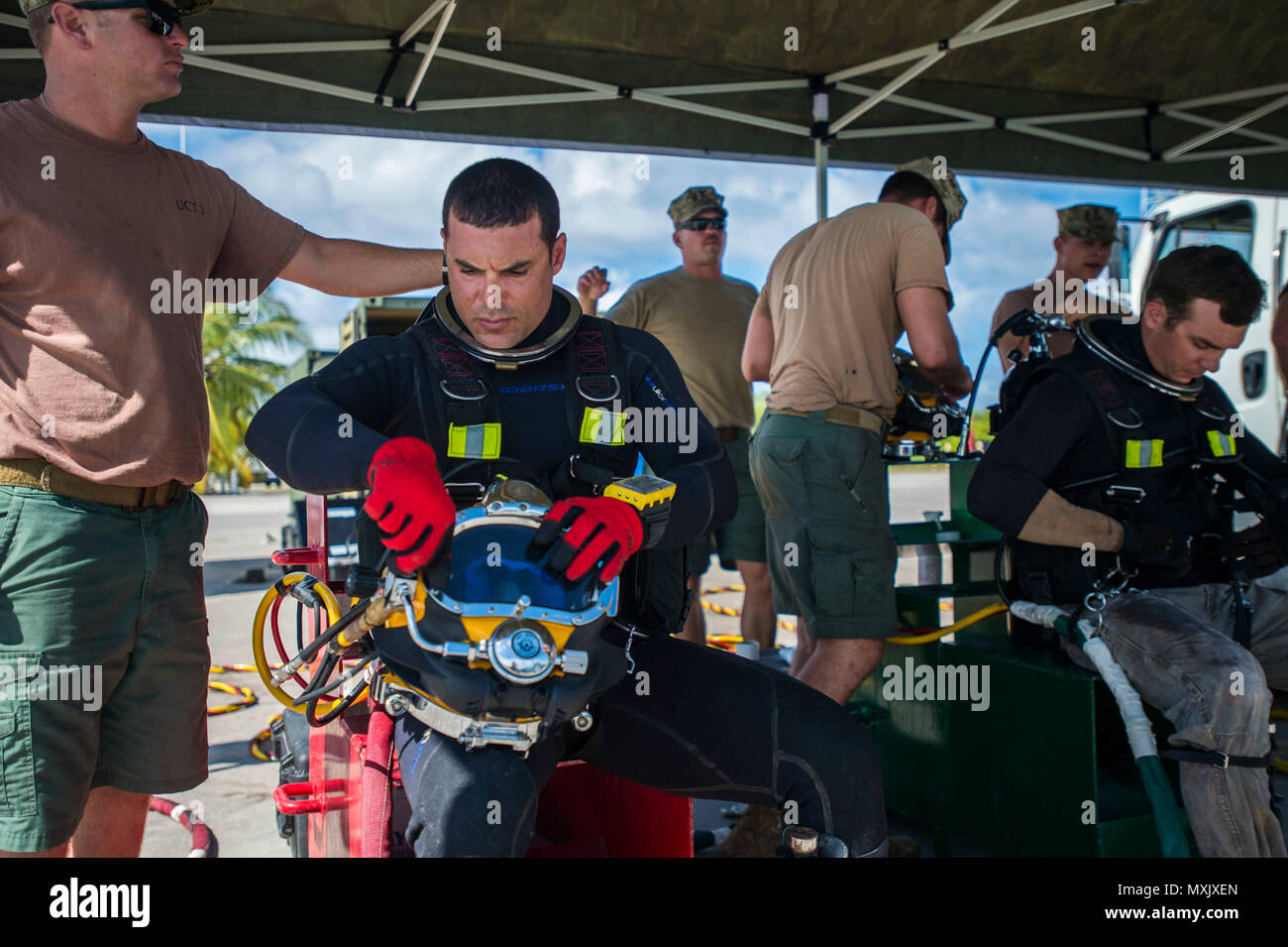 Chief Petty Officer Dan Luberto, center, assigned to Underwater ...