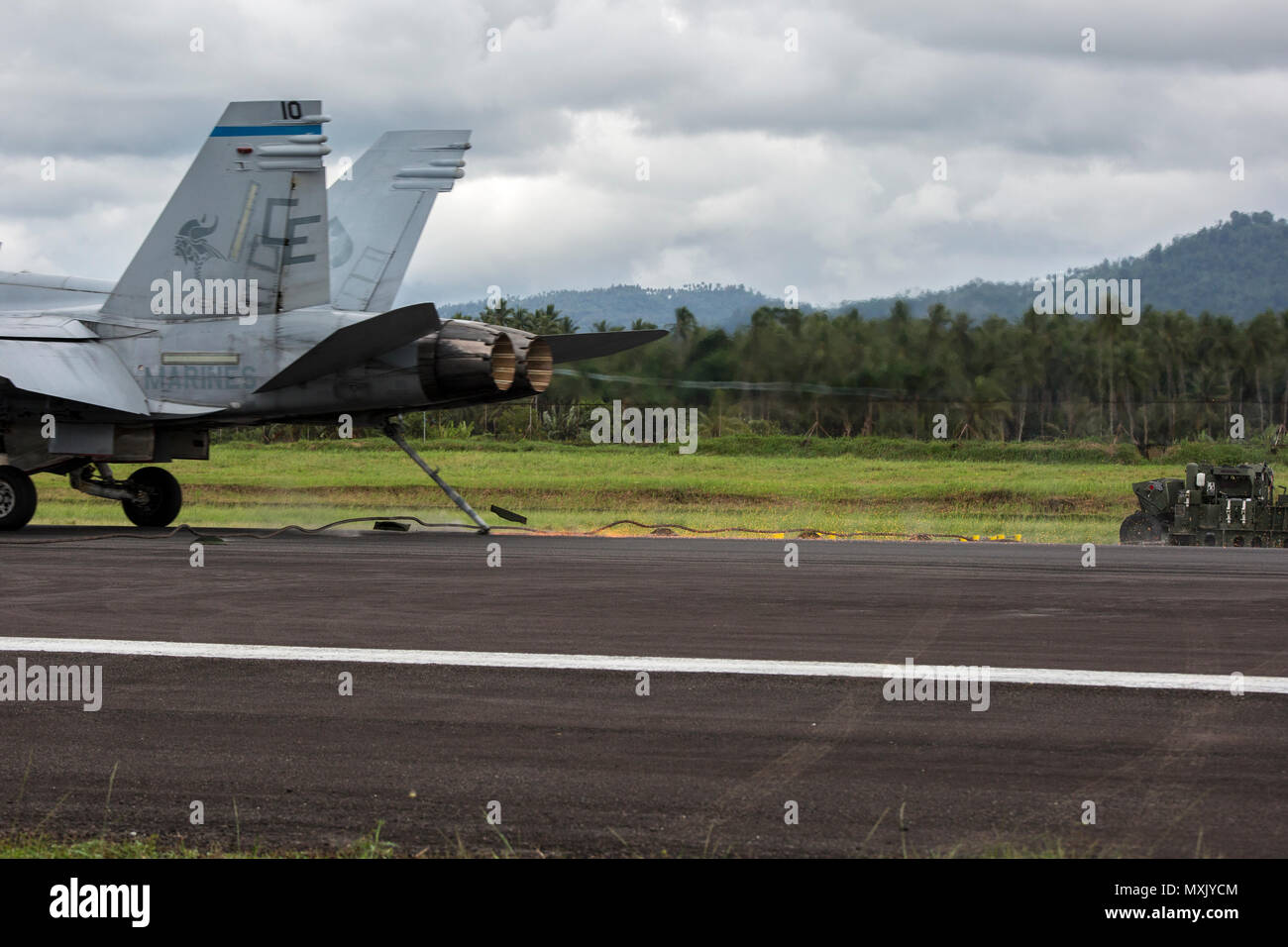 A U.S. Marine Corps F/A-18D Hornet tail hook catches M-31 Expeditionary ...
