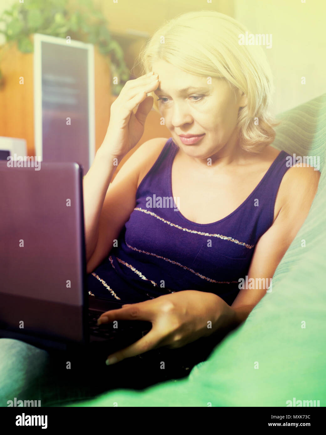 Receiving bad news email hi-res stock photography and images - Alamy