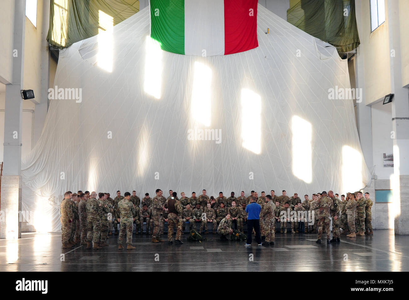 Italian soldiers from Folgore Brigade, brief U.S. Army paratroopers ...