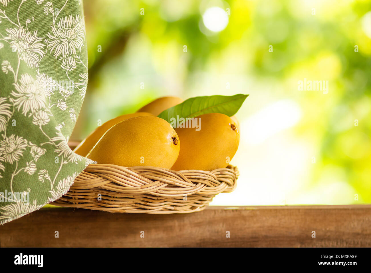 Mangos fresh skin hi-res stock photography and images - Alamy