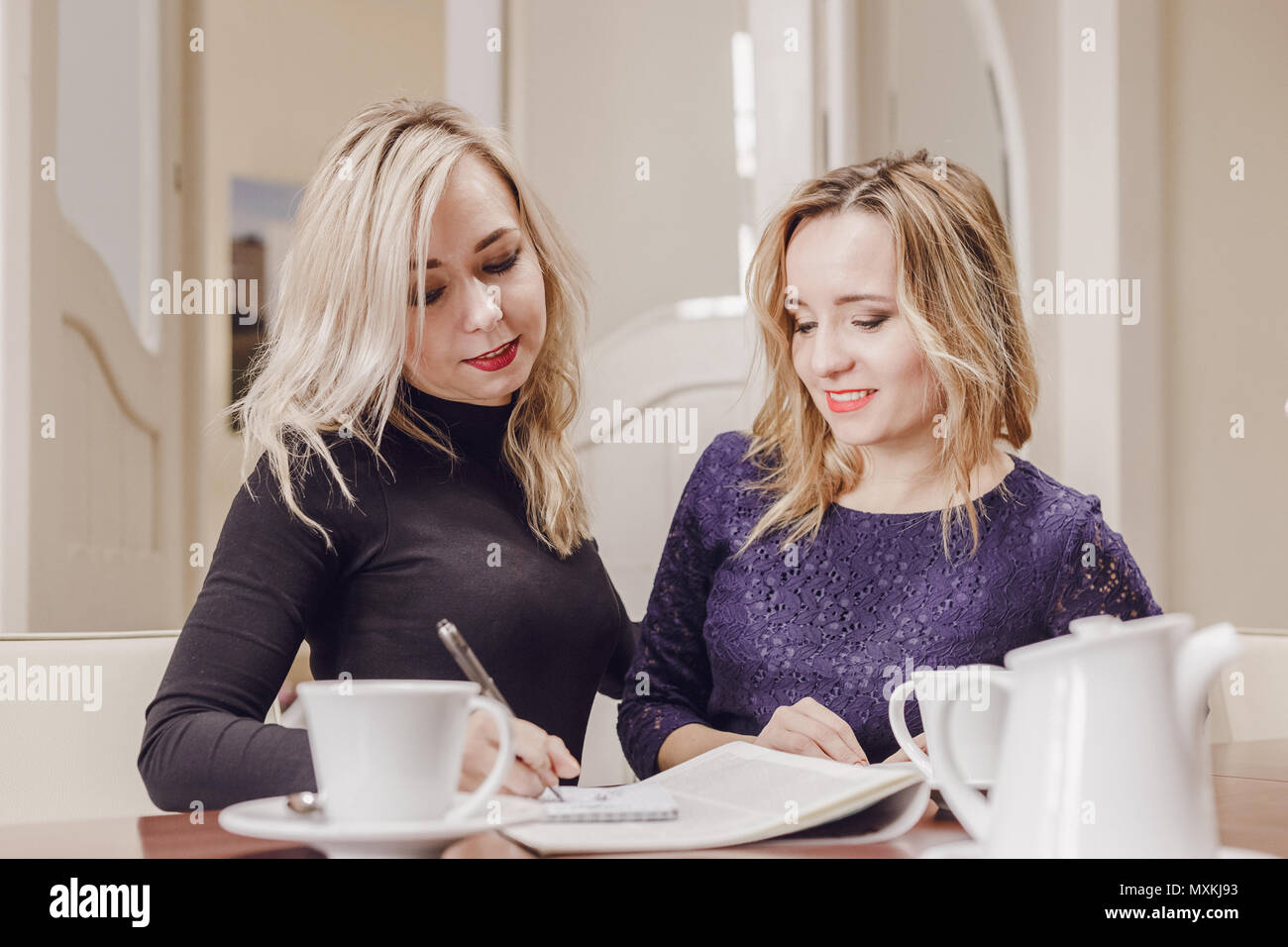Office workers drink tea hi-res stock photography and images - Alamy