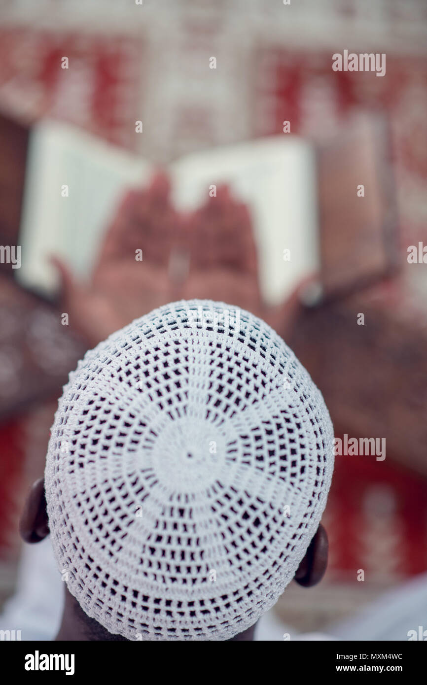 Dishdasha human islam hi-res stock photography and images - Alamy