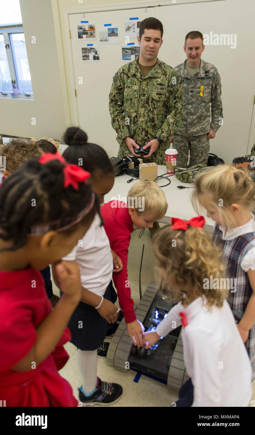 161111-N-SF508-046 NEWPORT NEWS, Va. (Nov. 11, 2016) Petty Officer 2nd ...