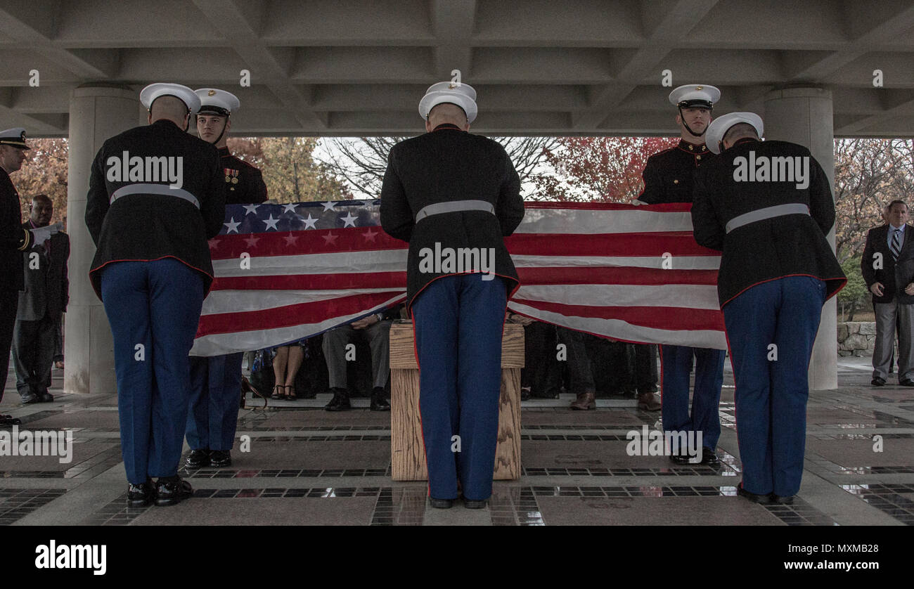 Marine funeral fold flag hi-res stock photography and images - Alamy