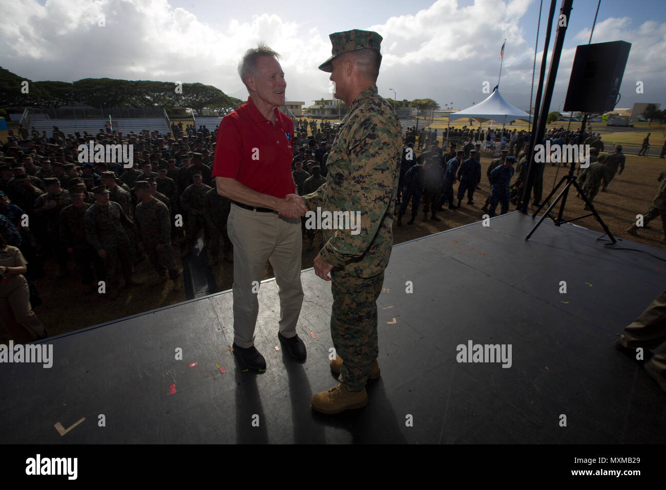 Secretary of the Navy Ray Mabus, shakes hands with Col. Sean Killeen ...