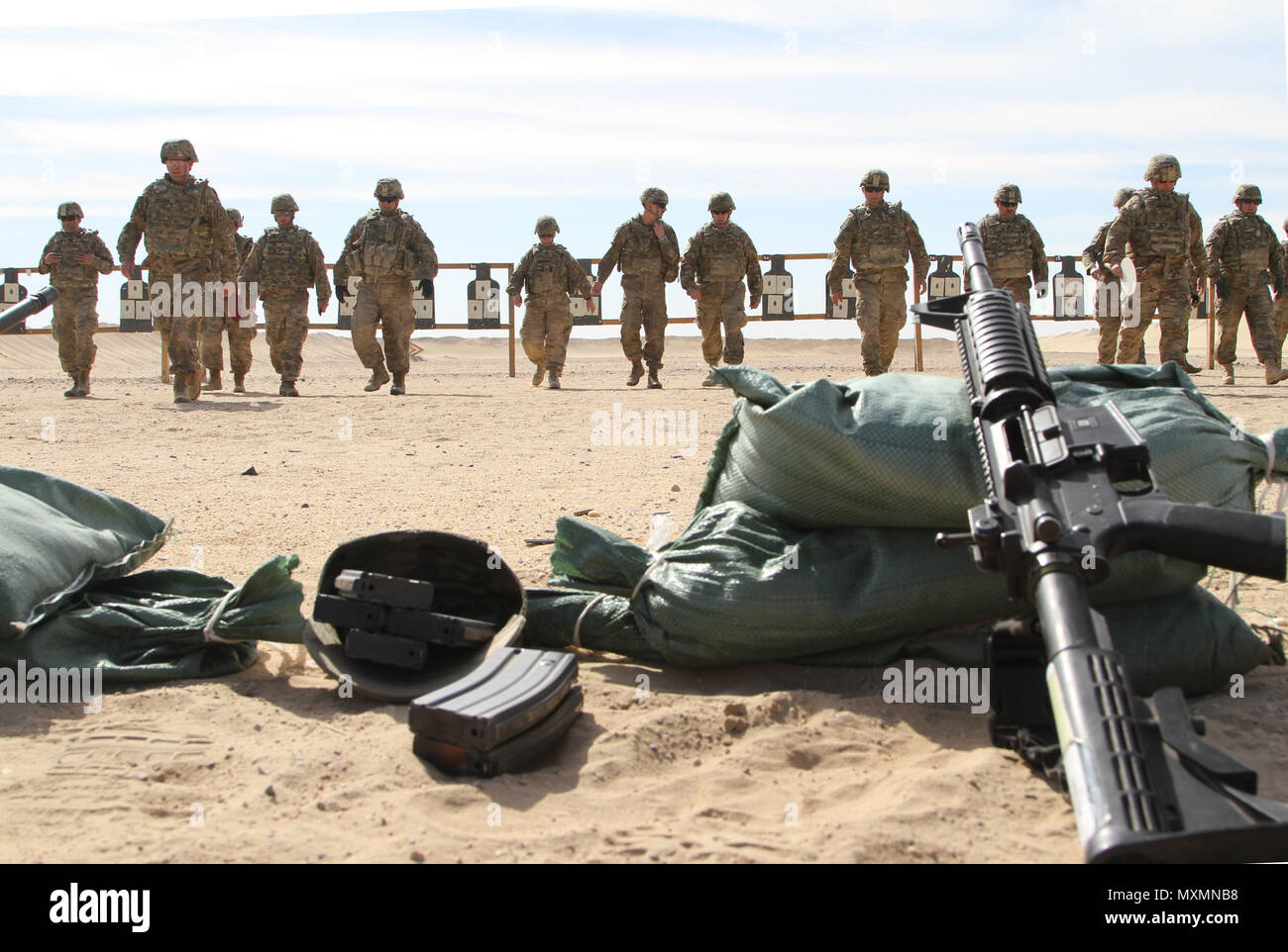Kuwait training kuwait soldiers weapons hi-res stock photography and ...