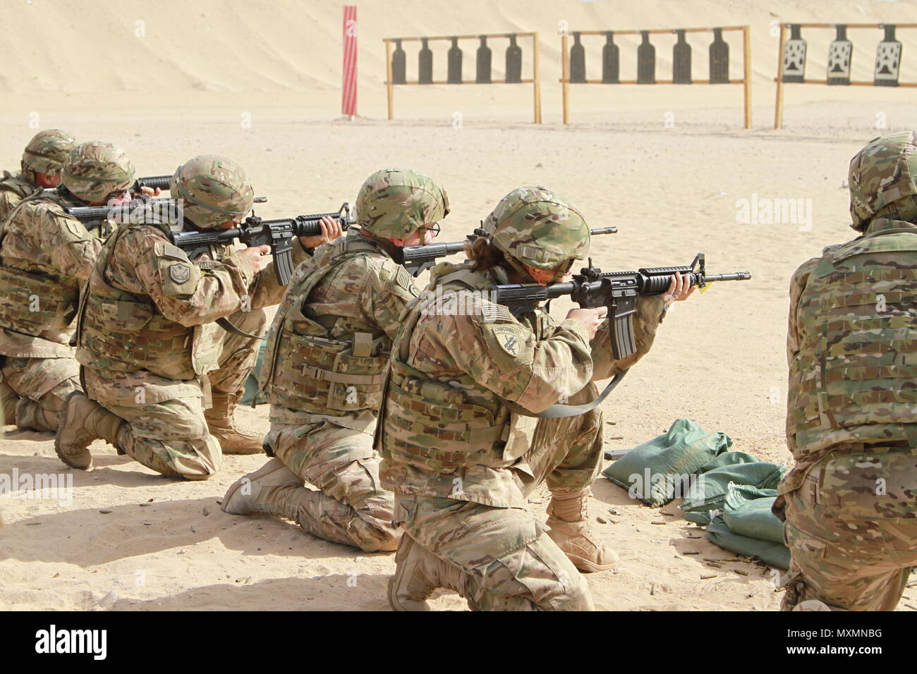 Kuwait training kuwait soldiers weapons hi-res stock photography and ...