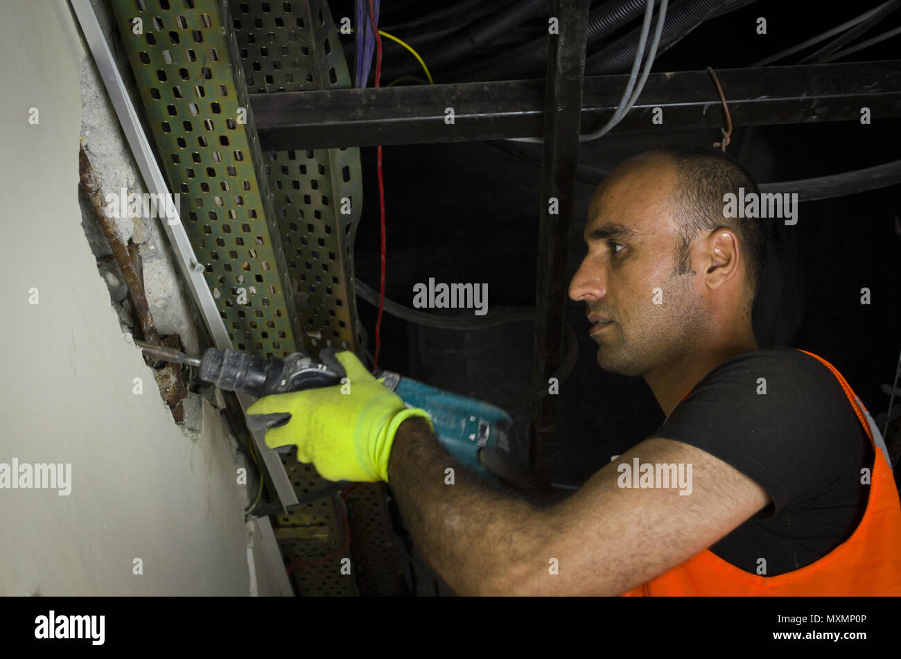Man using a jackhammer to drill into wall Stock Photo - Alamy