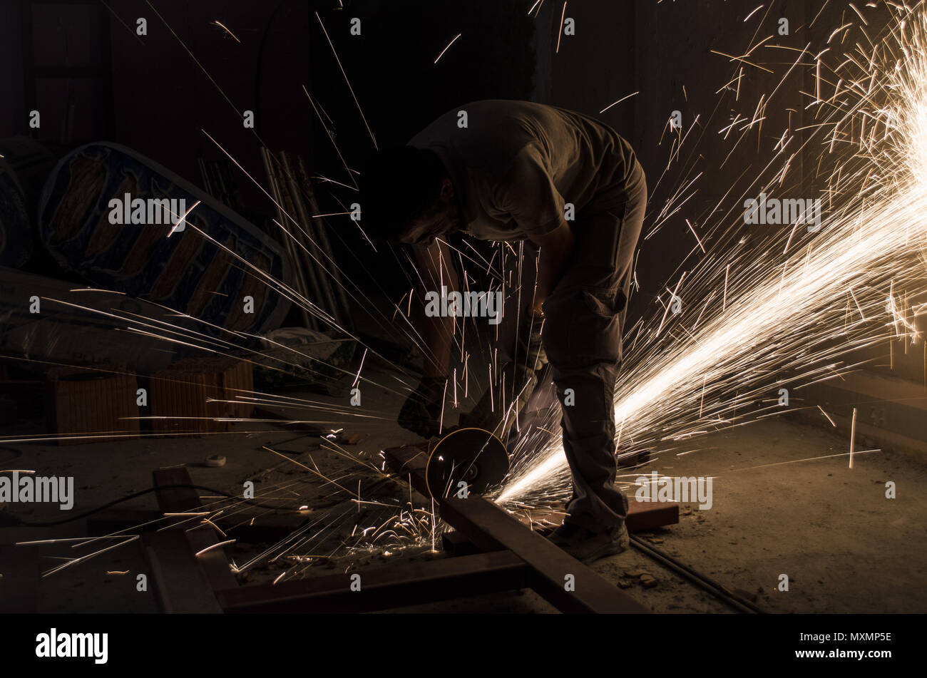 Worker grinding cutting steel plate hi-res stock photography and images ...