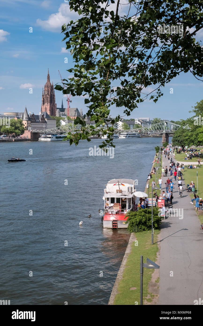 River Main flowing through the centre of Frankfurt am Main, Hesse ...