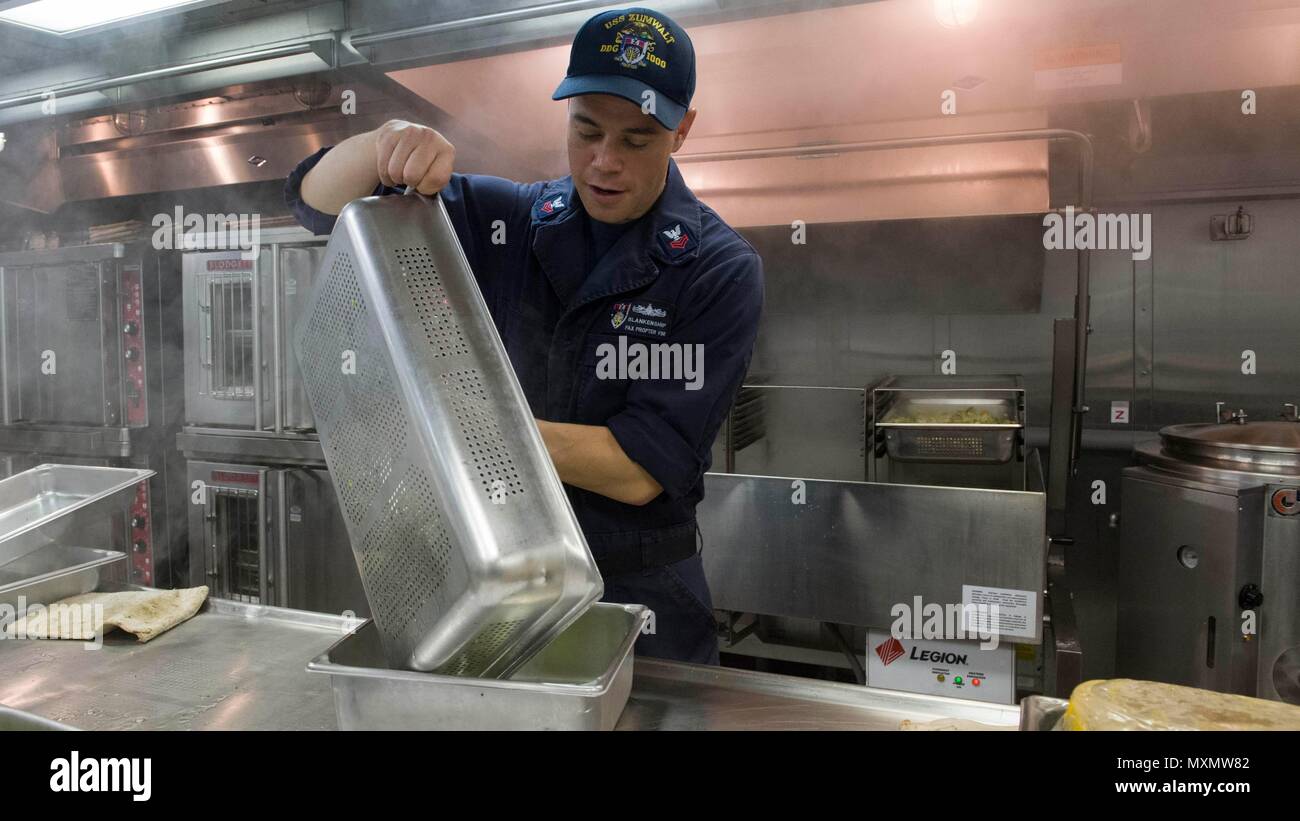 161120-N-HV059-030 CARIBBEAN SEA (Nov. 20, 2016) Petty Officer 1st ...