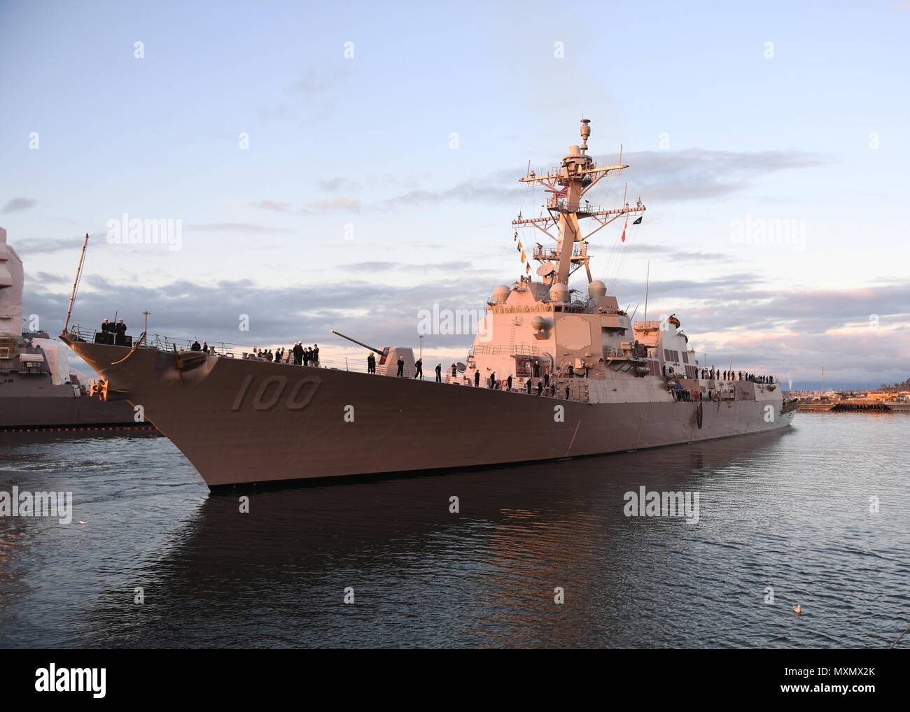 161121-N-LQ926-114 EVERETT, Wash. (Nov. 21, 2016) The Arleigh Burke ...