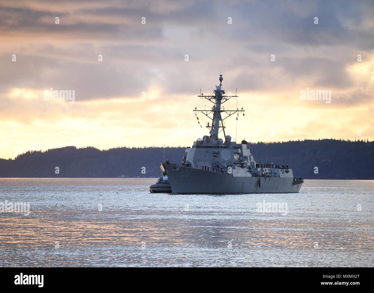 161121-N-WX604-081 EVERETT, Wash. (Nov. 21, 2016) The Arleigh Burke ...
