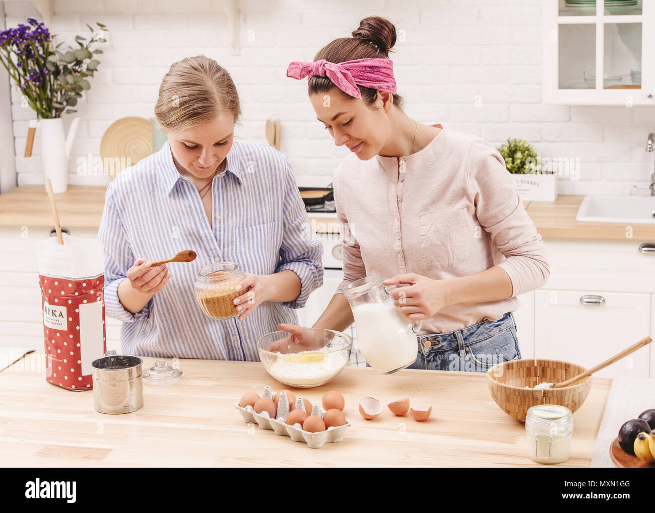 Happy friends cooking food hi-res stock photography and images - Alamy