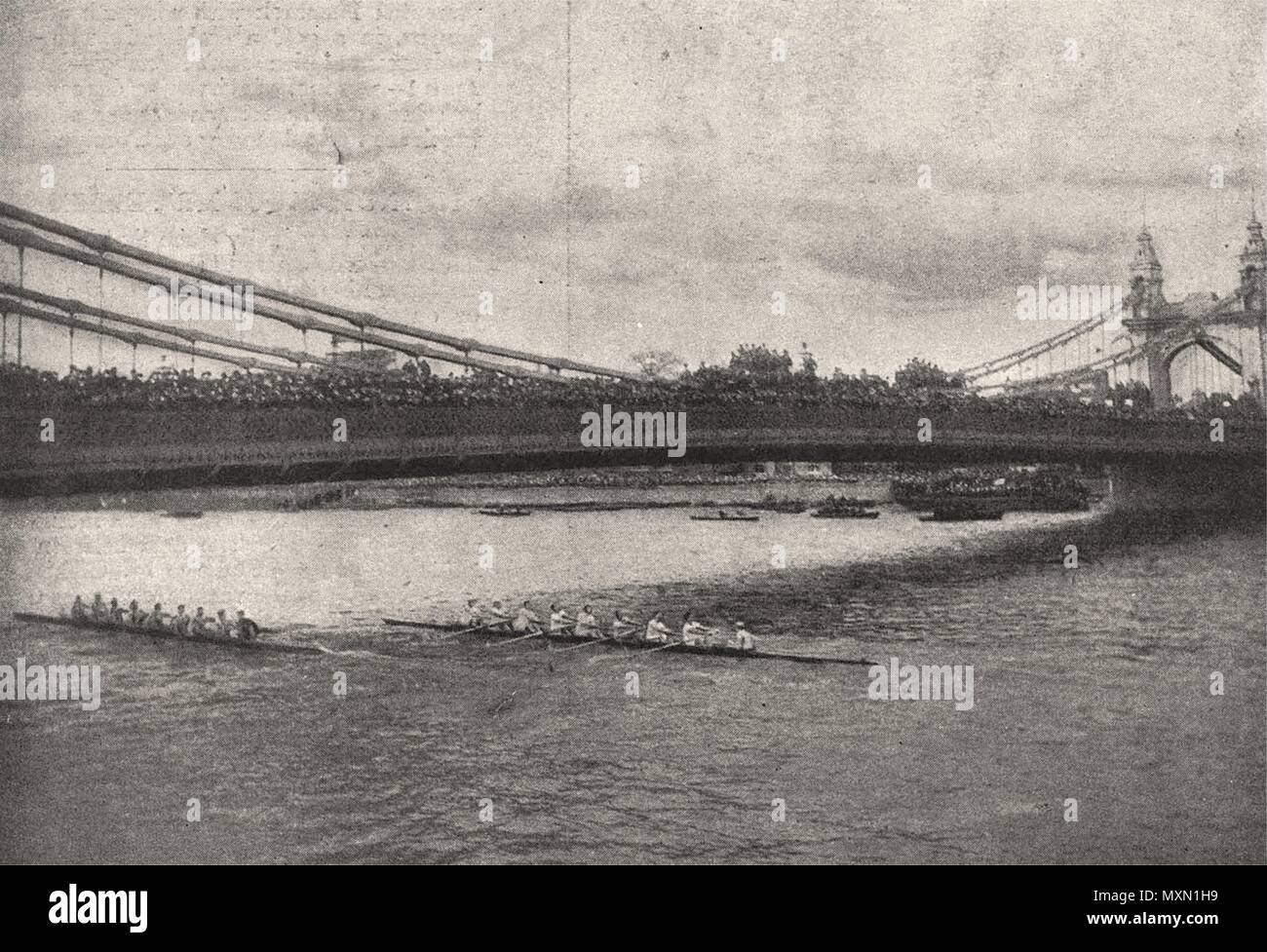 Oxford & Cambridge boat race, passing Hammersmith Bridge. Rowing ...