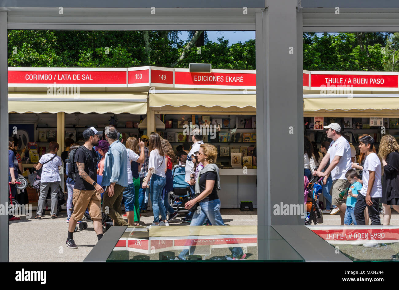 Books stand hi-res stock photography and images - Alamy