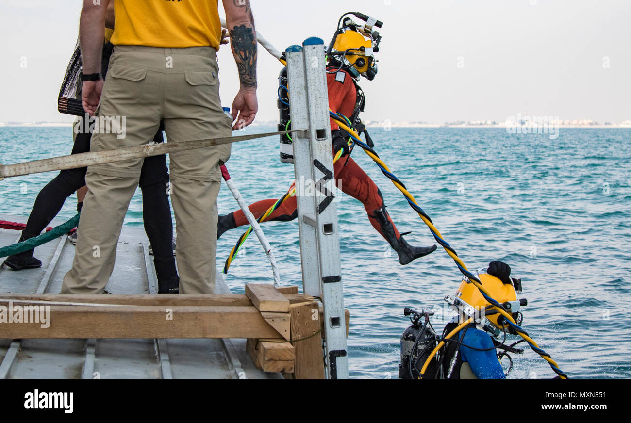 U.S. Army engineer divers with the 511th Engineer Dive Detachment from ...