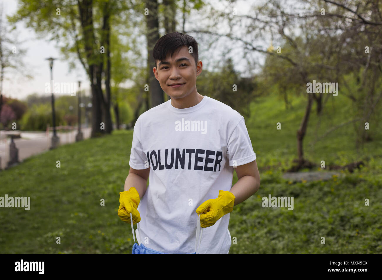 Male volunteer in park hi-res stock photography and images - Alamy