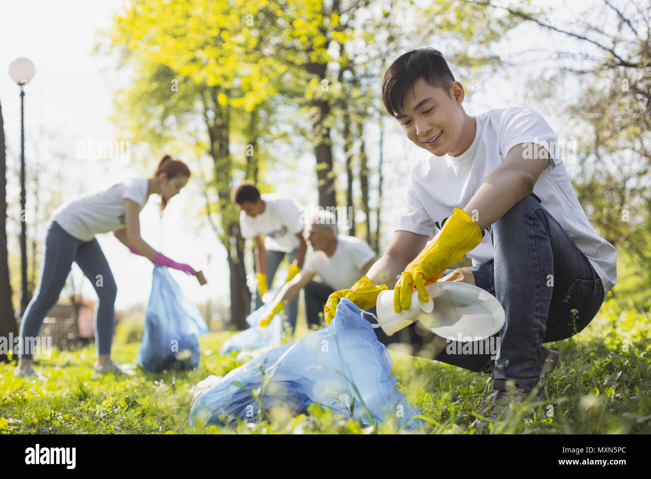 Teens picking up litter hi-res stock photography and images - Alamy