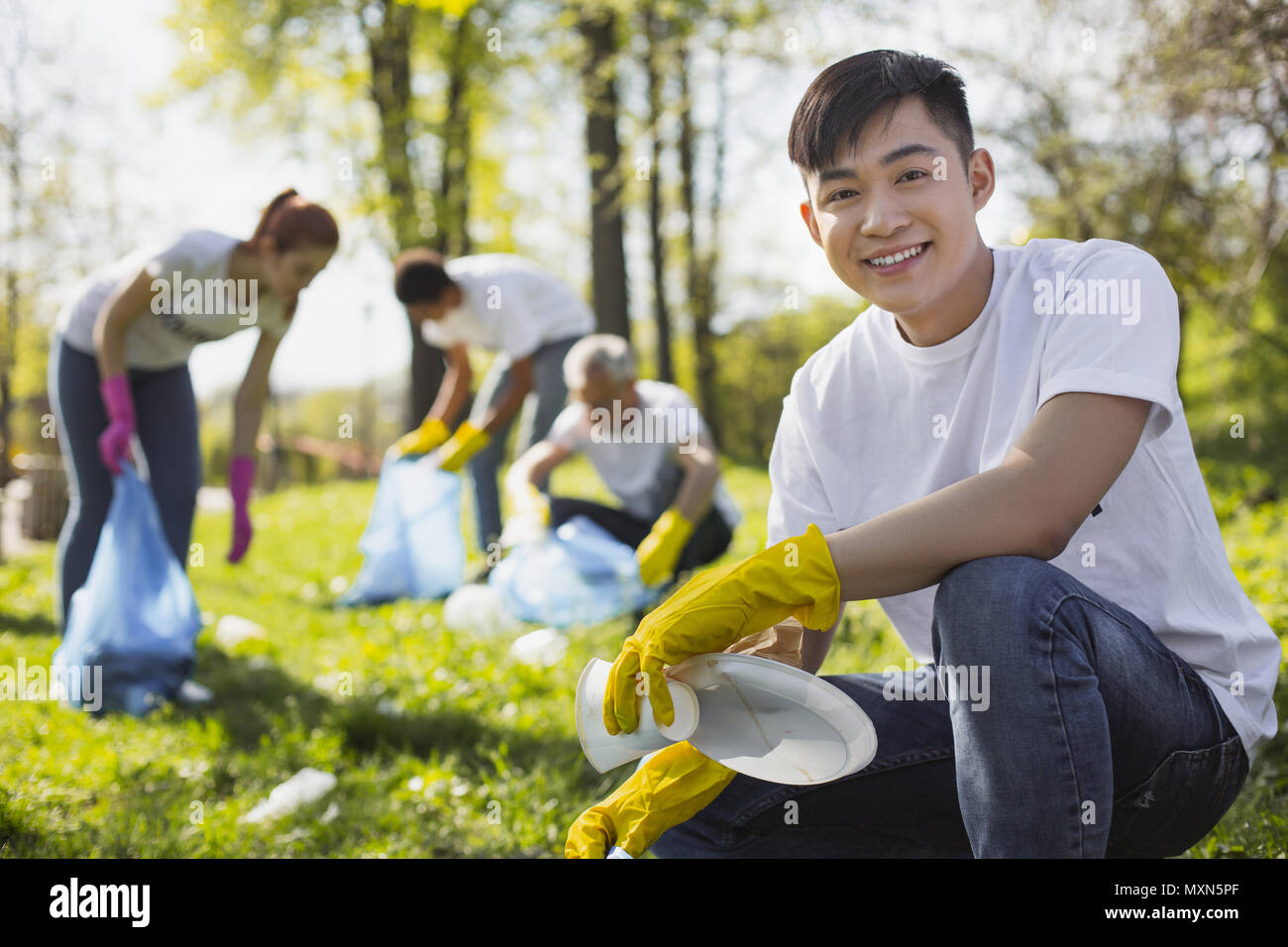 Teens volunteer hi-res stock photography and images - Alamy