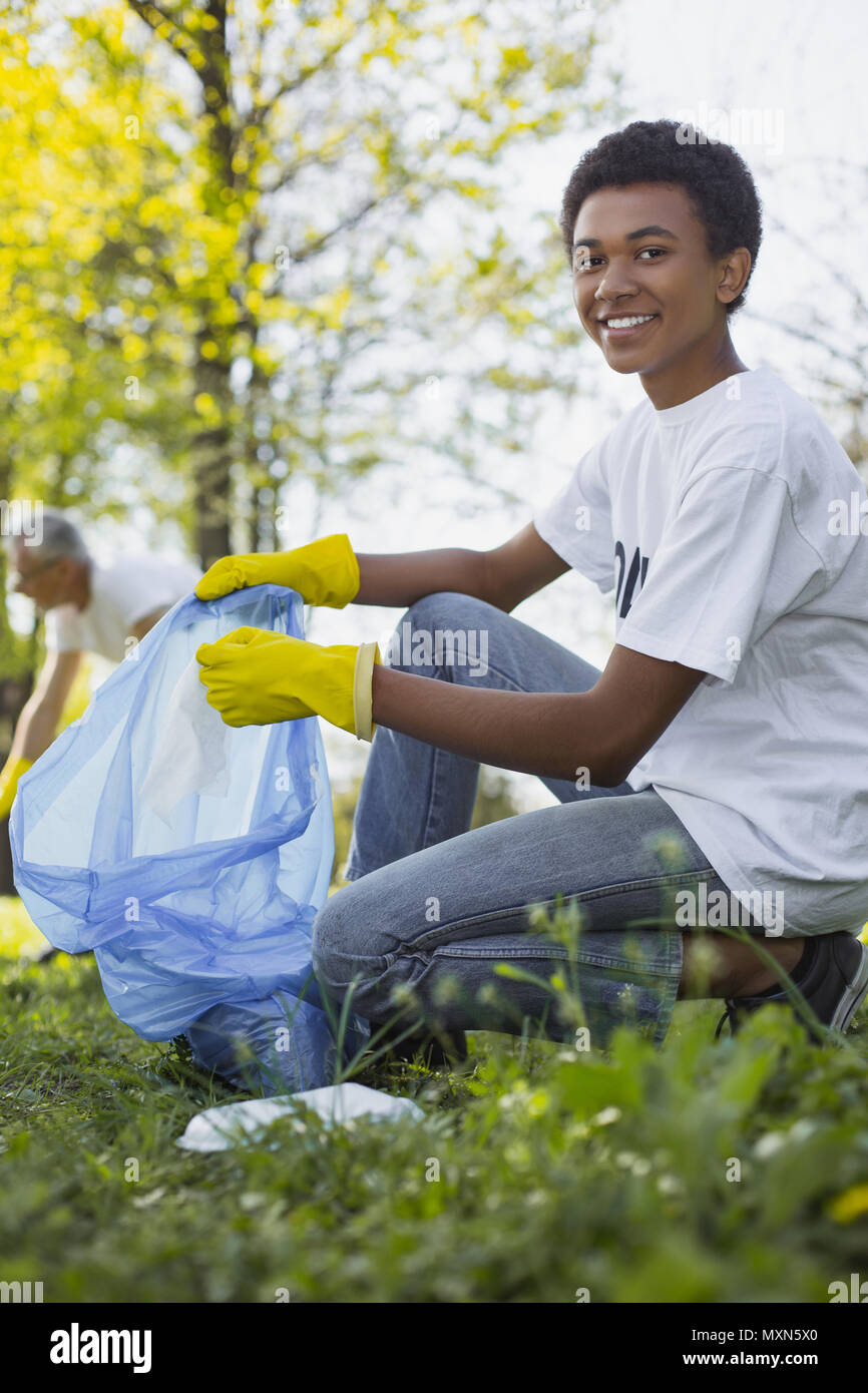 Volunteering man hi-res stock photography and images - Alamy