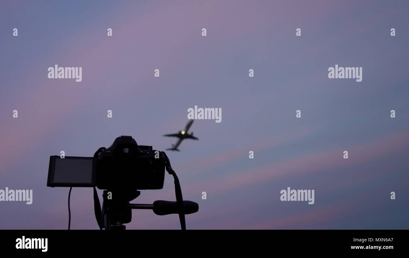 Camera pointed hi-res stock photography and images - Alamy