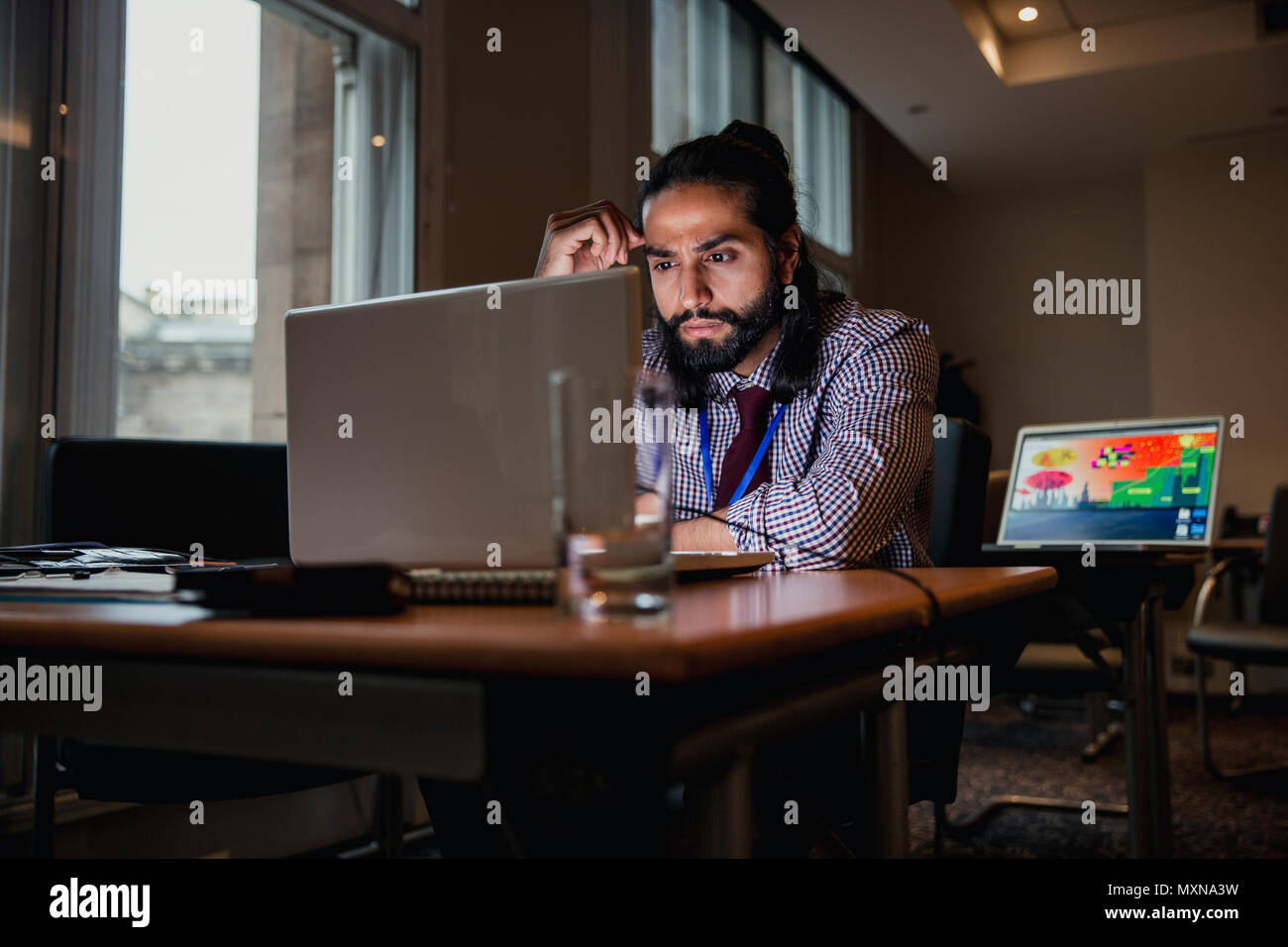 Work done by hand hi-res stock photography and images - Alamy